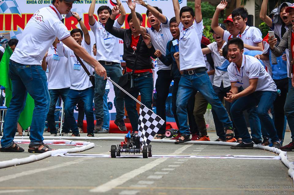 Mini car racing competition attracts more than 100 students